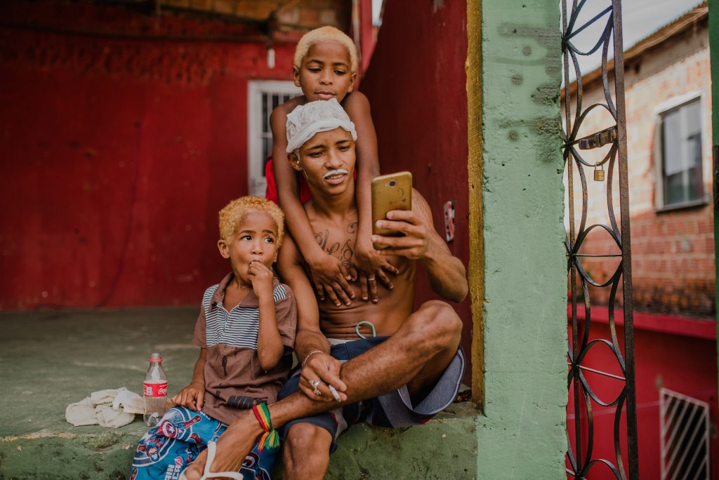 “LOIRO PIVETE: DA MARGEM AO CENTRO” DESTACA MOVIMENTO ESTÉTICO NA ...