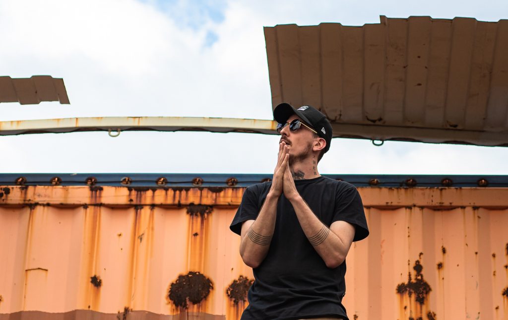 BRENO MIRANDA INCENTIVA O RESGATE DE MEMÓRIAS ANTIGAS NO CLIPE “SAUDADE” | Portal Pepper