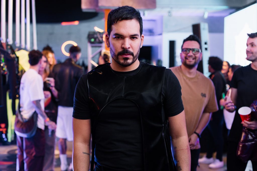 GALERA ESTILOSA CELEBRA A NOVA COLEÇÃO DA MARCA DE STREETWEAR GLOWSHINE ...