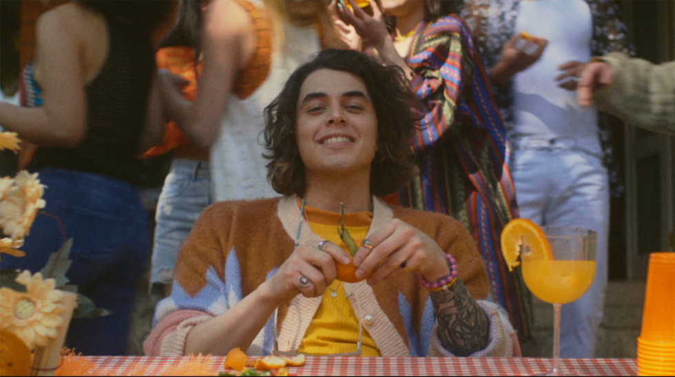 LEANDRO FERRAZ IMPRIME UMA ESTÉTICA VINTAGE NO CLIPE DE “LARANJA”, SINGLE QUE ABRE O ÁLBUM ...