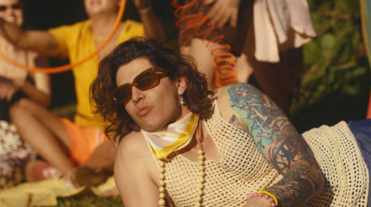 LEANDRO FERRAZ IMPRIME UMA ESTÉTICA VINTAGE NO CLIPE DE “LARANJA”, SINGLE QUE ABRE O ÁLBUM ...