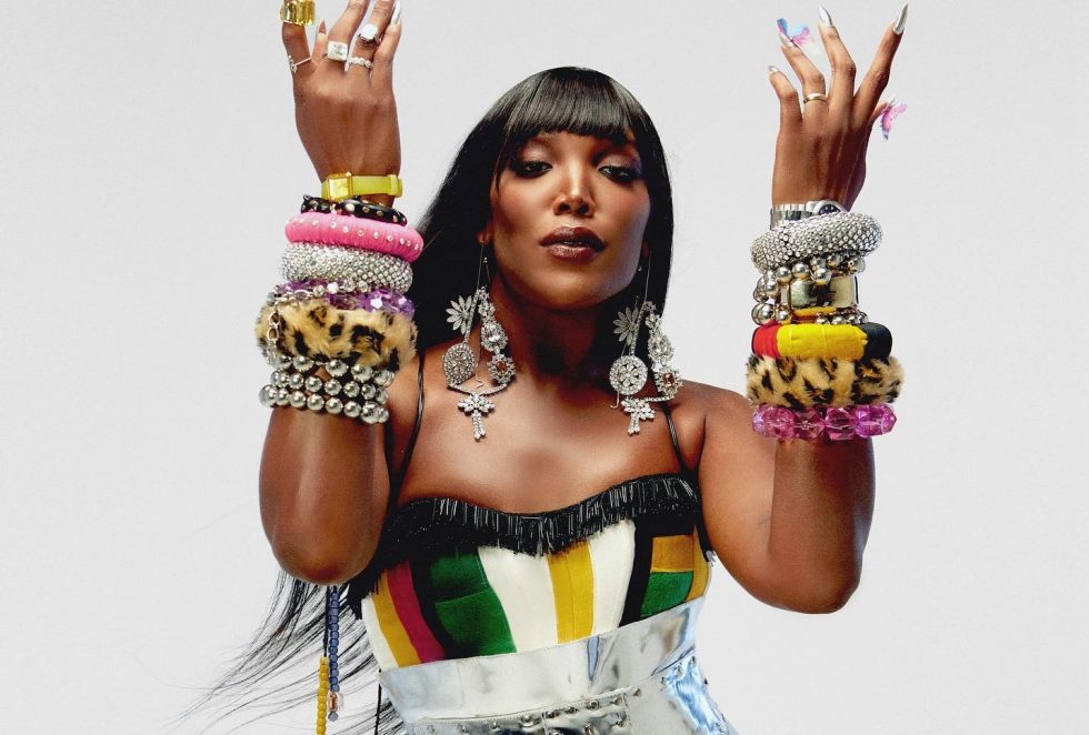 MAJUR MOSTRA PLURALIDADE SONORA E SUA CORAGEM DE VIVER NO ÁLBUM ...